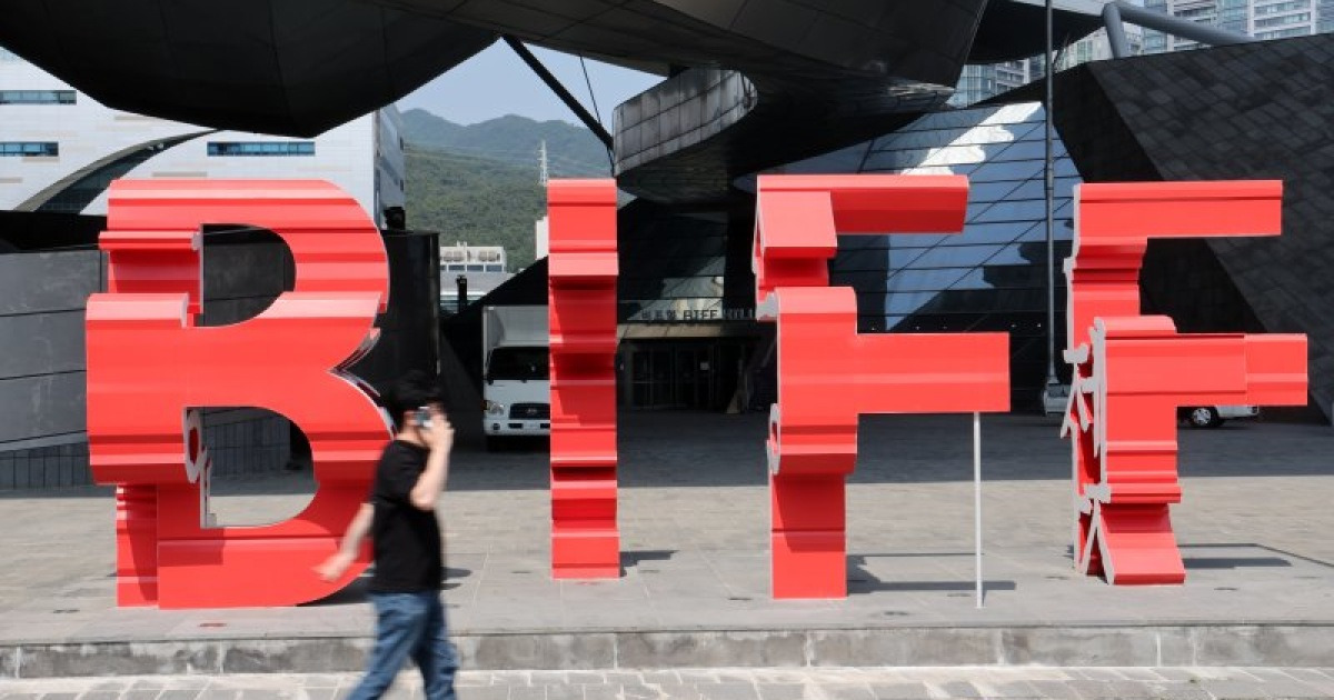 소통없이 "투톱" 강행했나? 위기의 BIFF