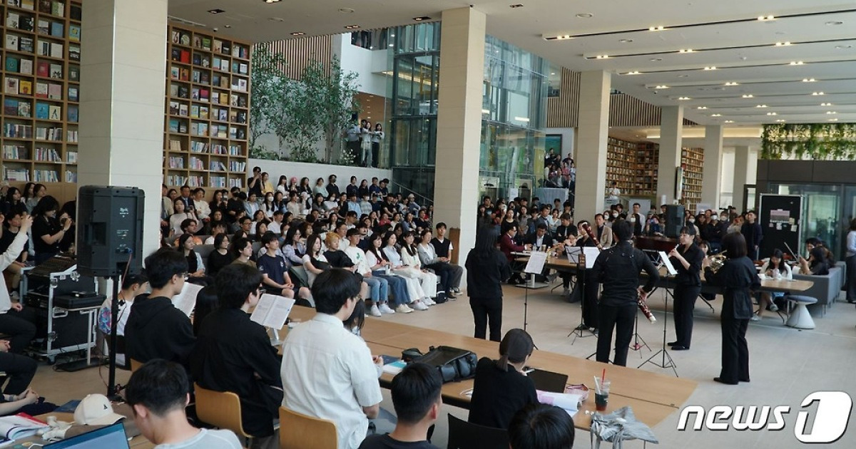 한국외대 국립심포니오케스트라 도서관 음악회 개최