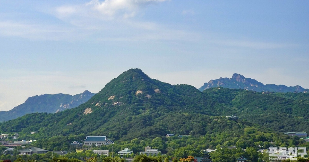 [포토친구] 초록빛 북악산과 멋진 구름