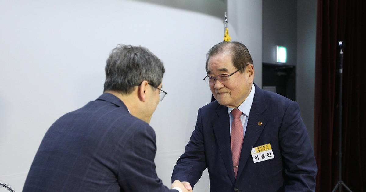 당선증 받는 이종찬 광복회장