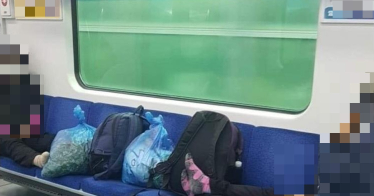 다리 쭉 뻗고 짐 빼곡…지하철 7인 좌석 독점한 여성 2명