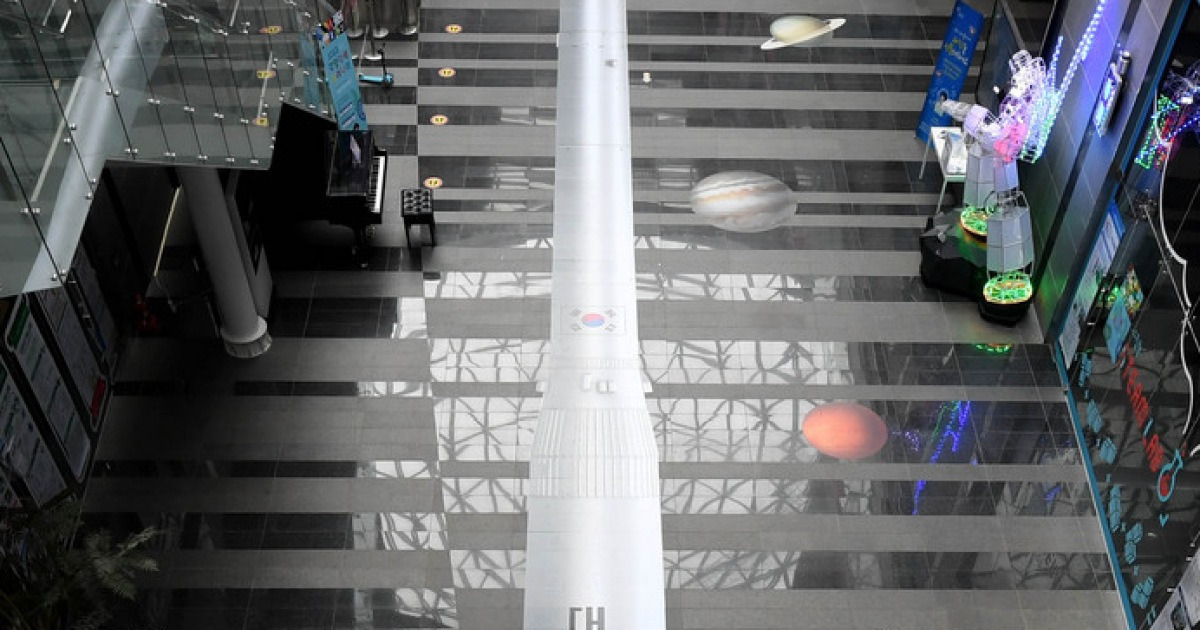 '누리호 3차 발사' 축소 모형 그림 설치