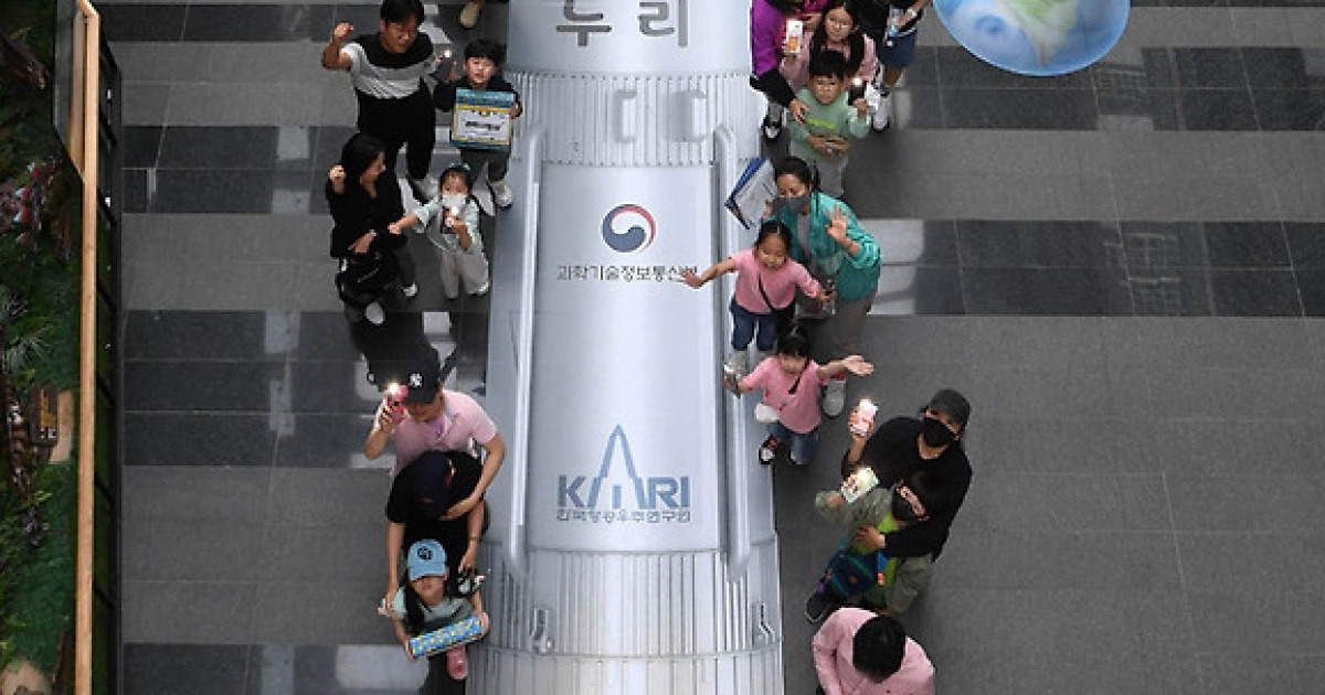 '누리호 우주로 올랐다' 모형 그림 기념촬영