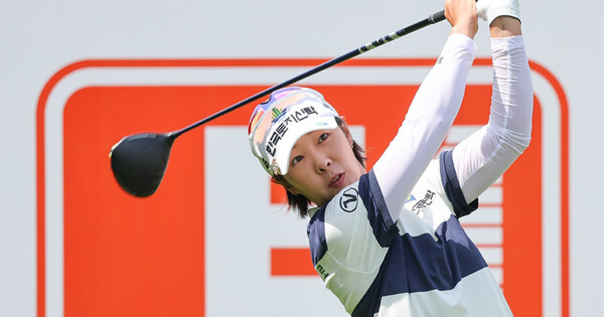 시즌2승 겨냥한 박지영, 선두에 1타차 4위…정윤지 48위, 박현경 73위 [KLPGA E1채리티오픈]