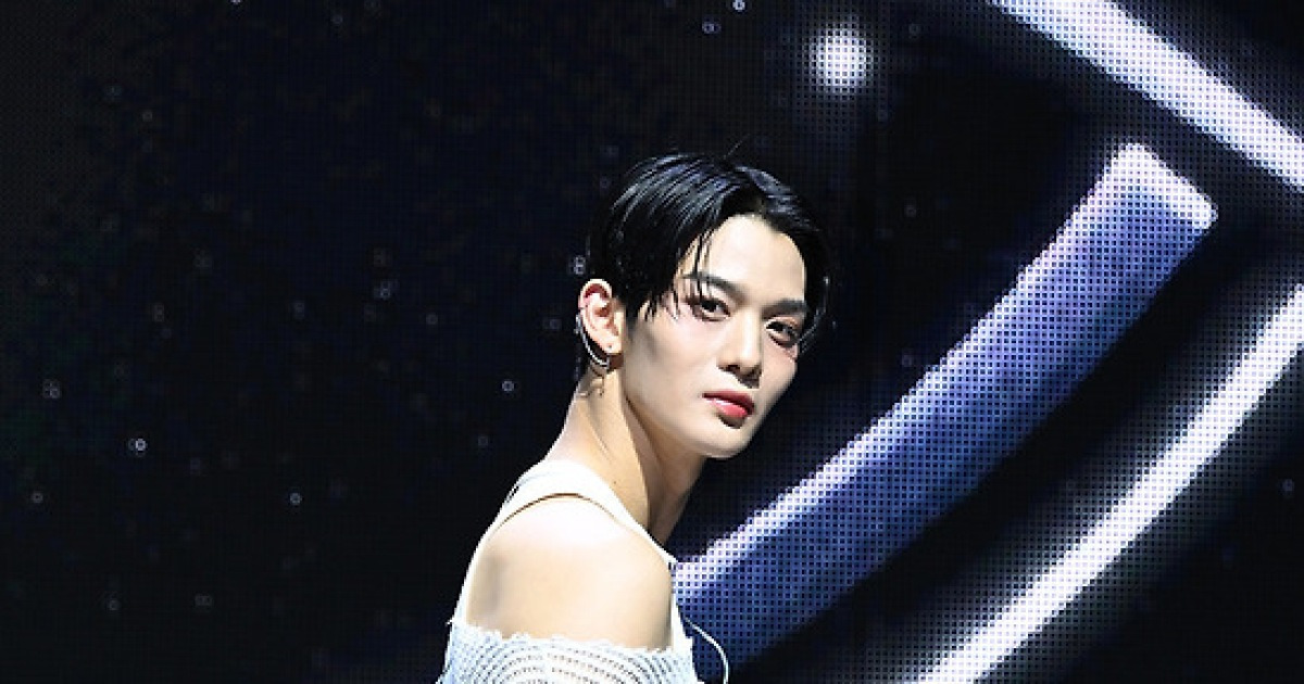 [Ms포토] CIX 배진영 '독특 패션도 완벽 소화'