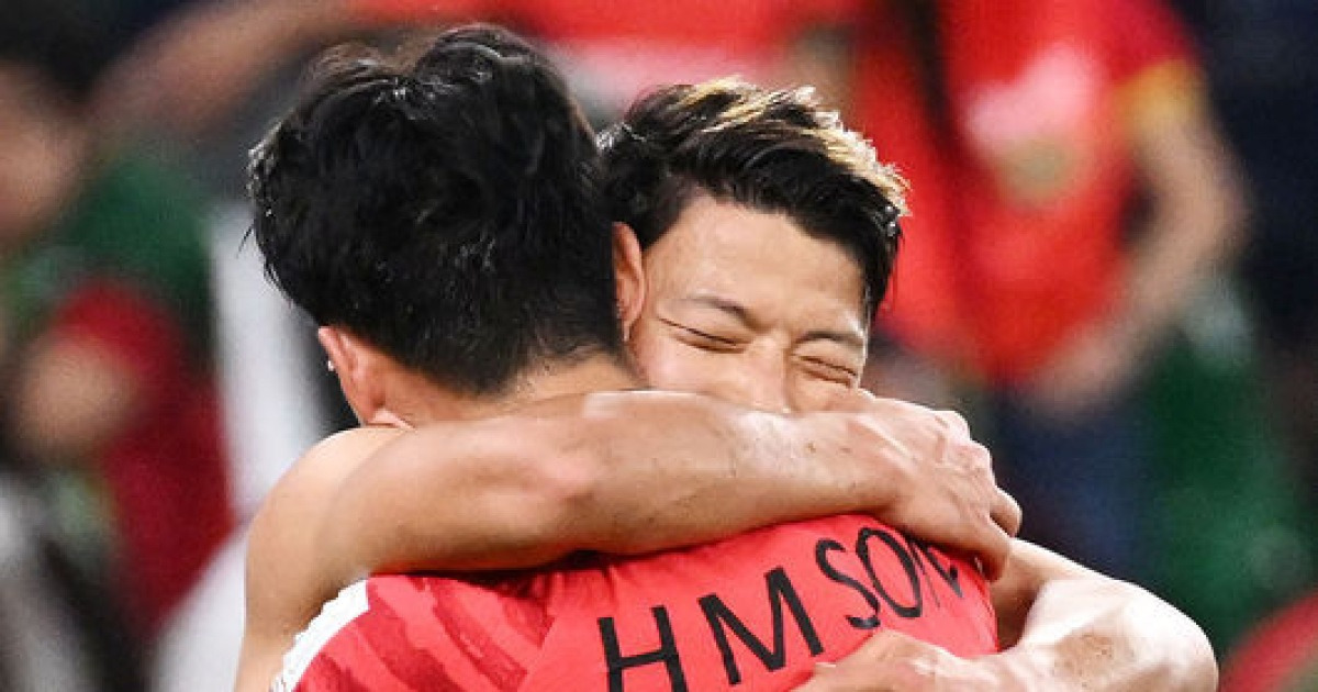 '이 포옹 EPL서 볼 수 있을까' 韓 국대 한솥밥? 황희찬, SON 있는 토트넘 레이더망에.. 뉴캐슬도 흘깃