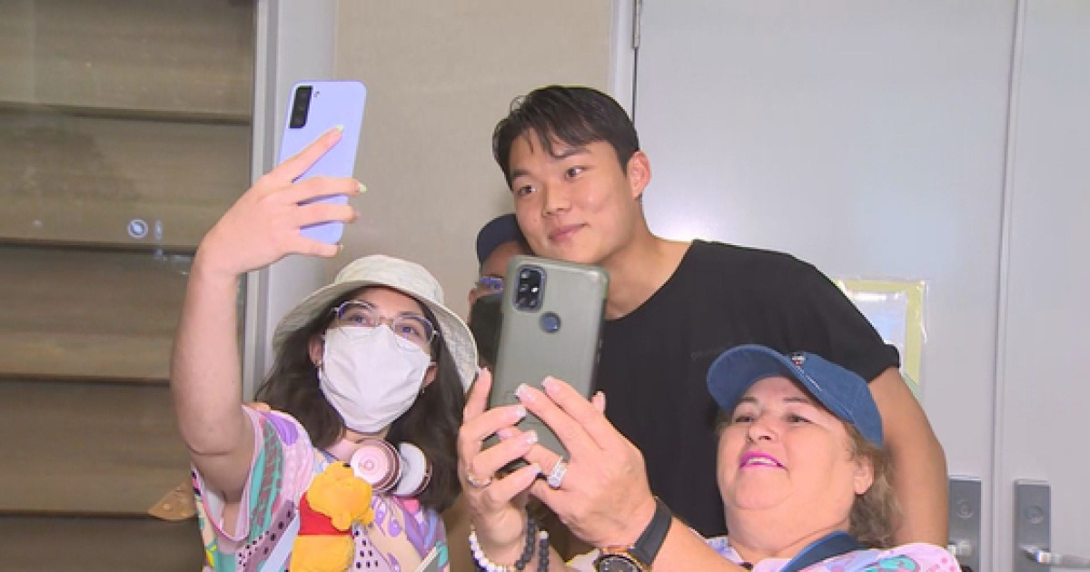 Oh? Oh! 외국인 관광객 멈춰세운 오현규..."레알 마드리드와 붙고파"