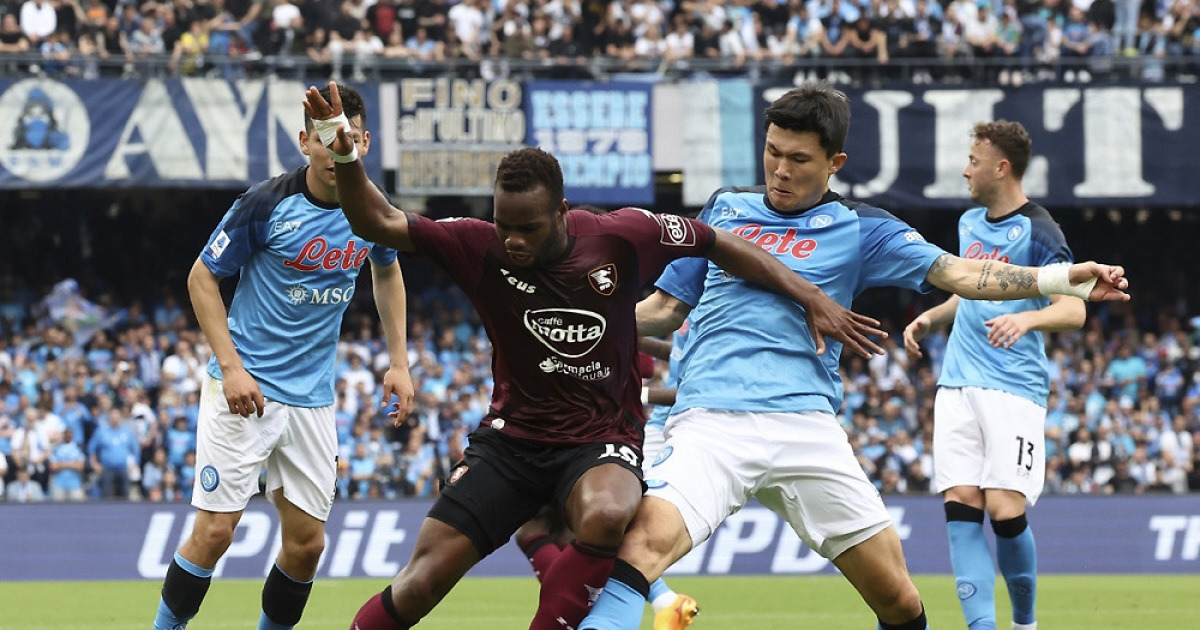 'KIM 인정!' 네덜란드 레전드 센터백의 충격고백, KIM 영입 라이벌 율리안 팀버 "EPL에서 CB→RB 포지션 변경 필요"