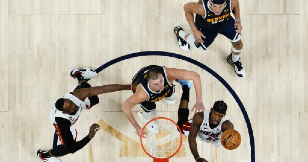 ‘4Q 반격’ 마이애미, 덴버에 승리...승부는 원점으로 [NBA PO]