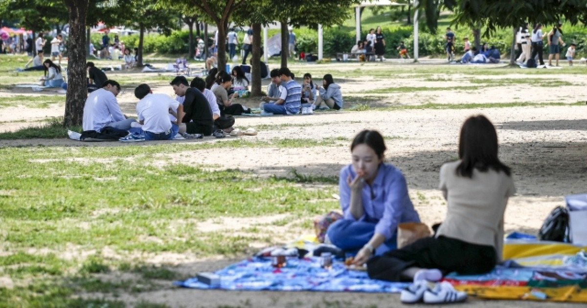 ‘한강 치맥 금지 아냐…서울시 조례 개정 뭐기에