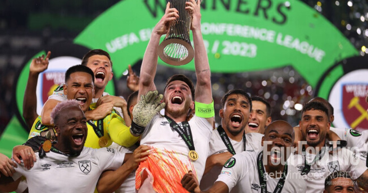 EPL 11승 기록했는데 UECL '12승' 챙겼다...웨스트햄, 피오렌티나 2-1 제압하고 2대 챔피언 등극+무패 우승 쾌거