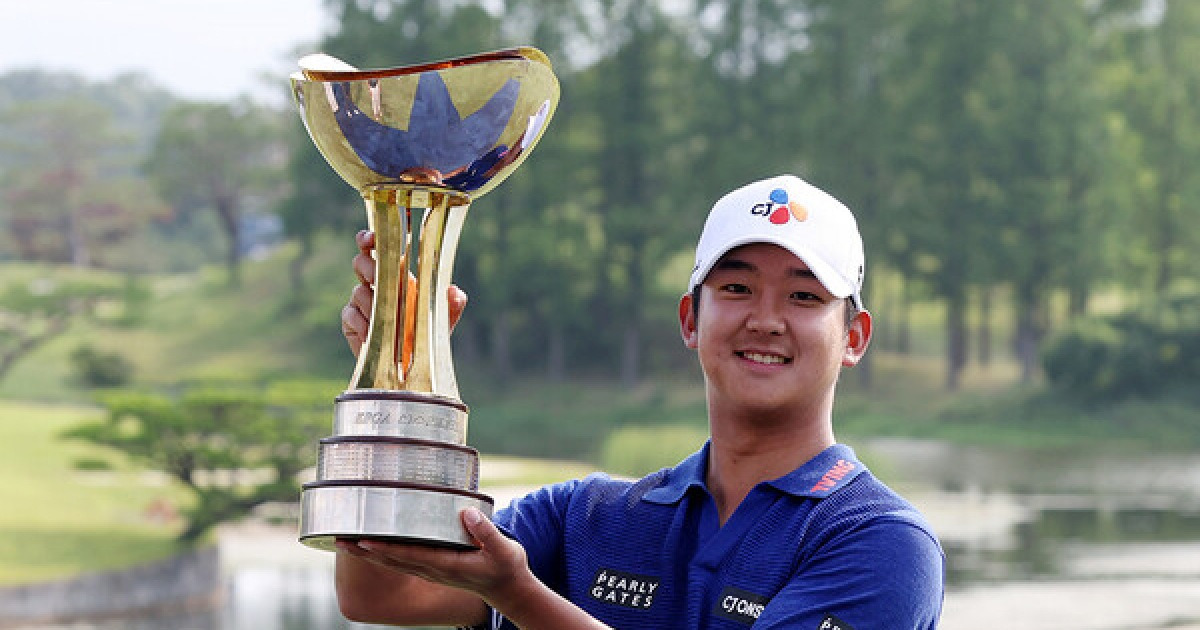 우승한 최승빈 "학업과 골프를 병행해온 선수로 성공해 롤모델이 되고 싶었다" [KPGA선수권대회]