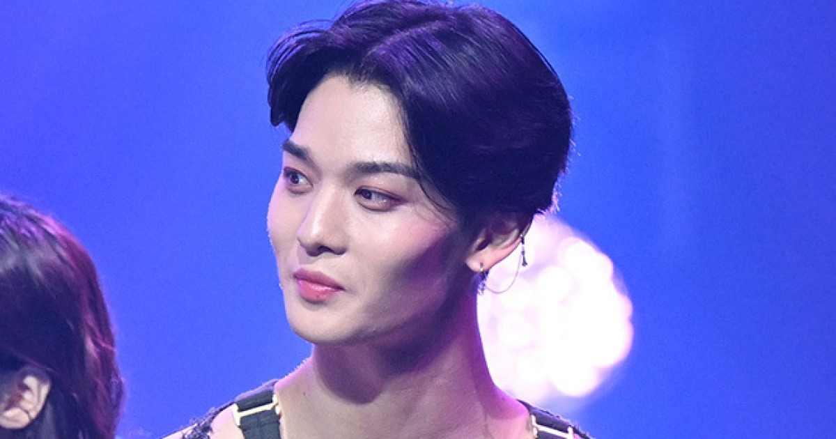 CIX 배진영, 도도한 귀공자 미소 [포토엔HD]