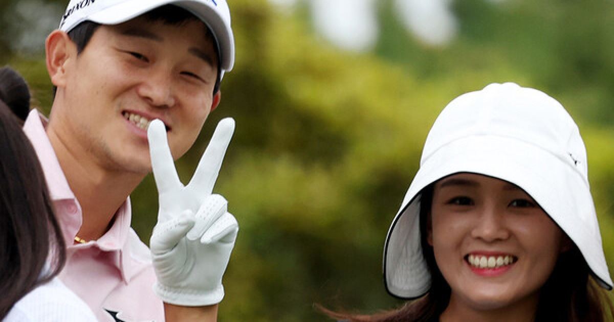 '캐디 아내와 함께한' 양지호, 퍼터 바꾸고 일본 첫날 공동1위 [KPGA 하나은행 인비테이셔널]