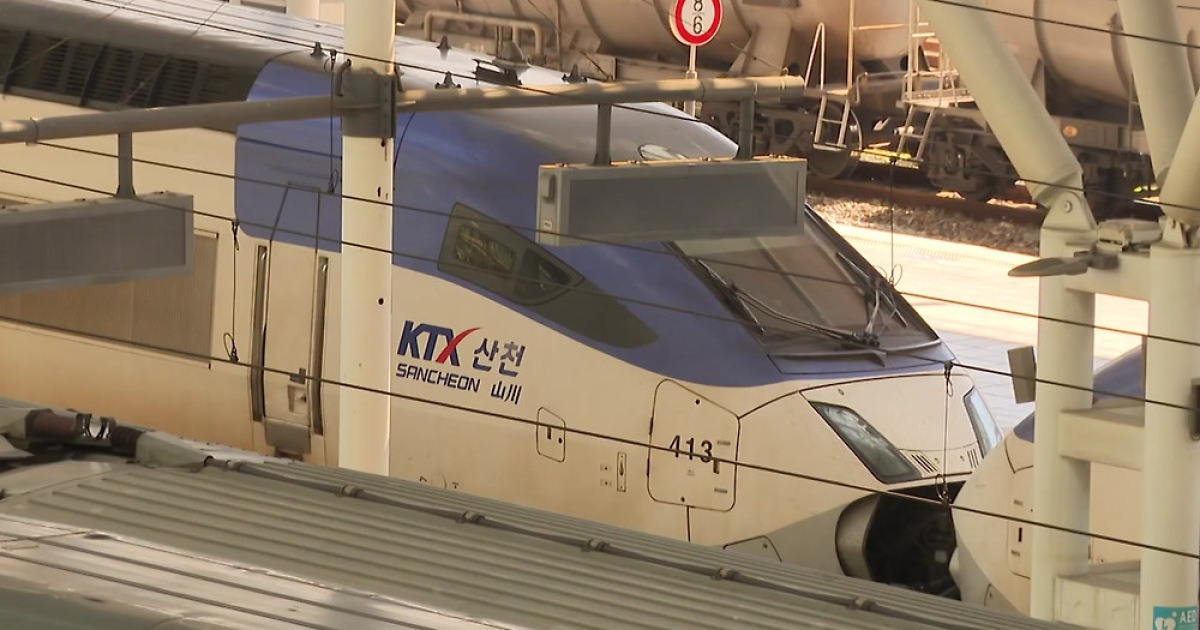 '전력 장애' KTX 줄줄이 지연...주말 앞둔 서울역 '인산인해'