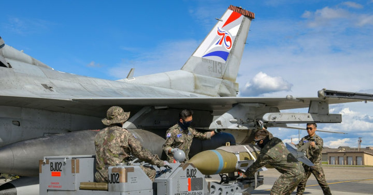 KF-16 전투기에 J-DAM 공대지 정밀유도폭탄 장착