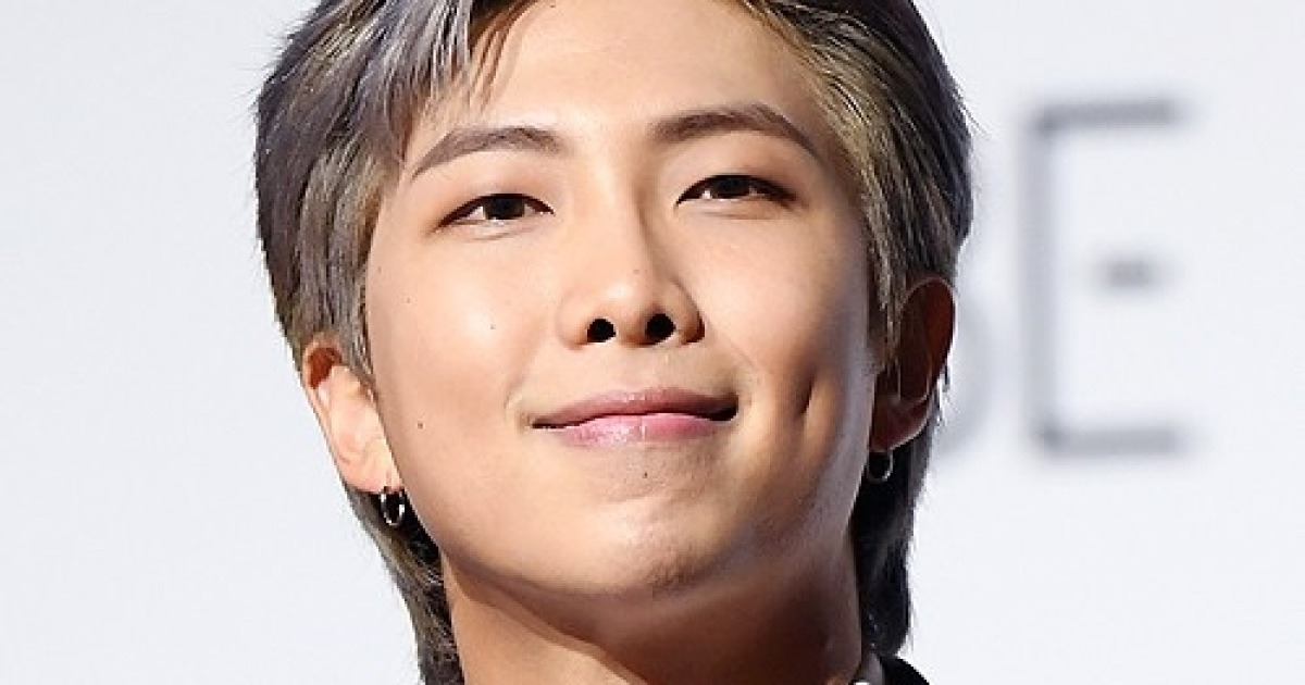 방탄소년단 RM “화면 속 내 모습 나쁘지 않아” 너스레 [MK★현장]