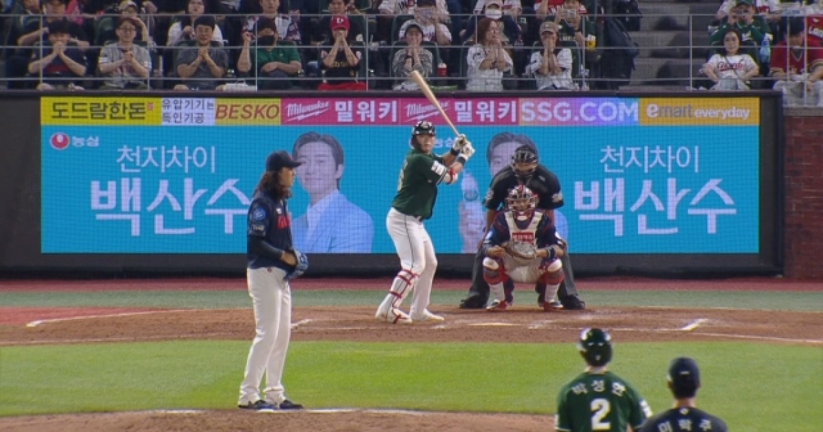 SSG, 8회 7득점 폭발 '역전쇼'…롯데 꺾고 선두 탈환