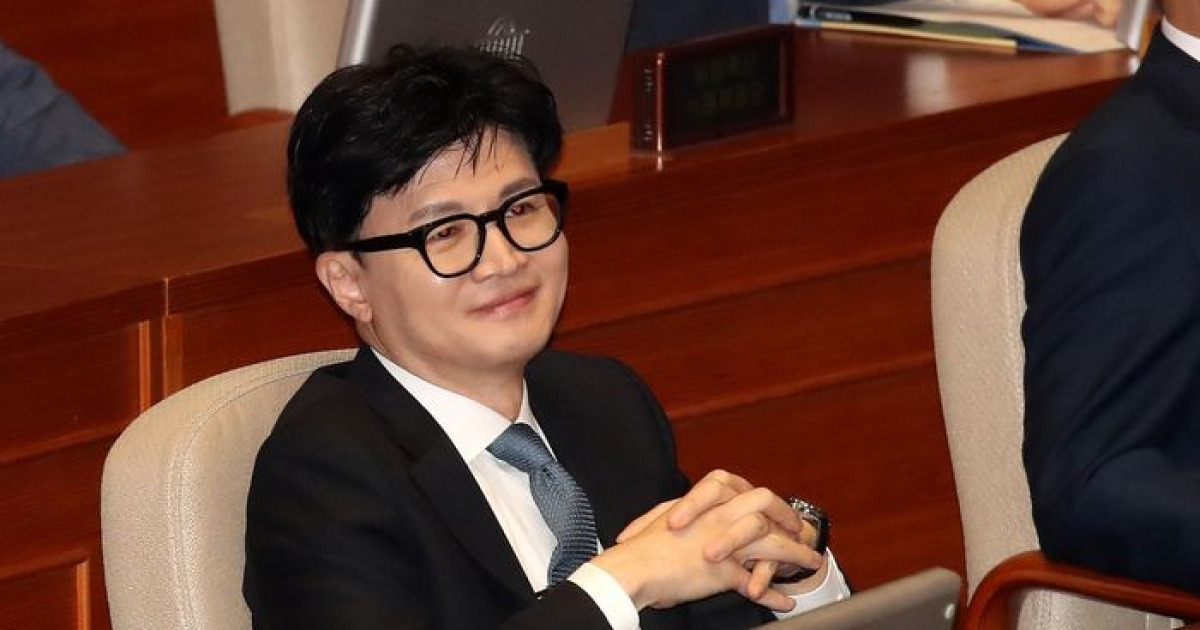 이재명 대표 연설 들으며 웃는 한동훈 법무부 장관