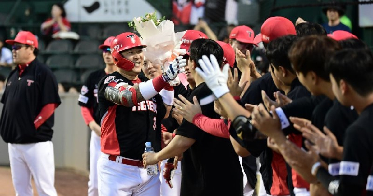 KIA 최형우, 이승엽 감독 넘어 KBO 역대 최초 1500타점 달성... 역전 투런 홈런 작렬