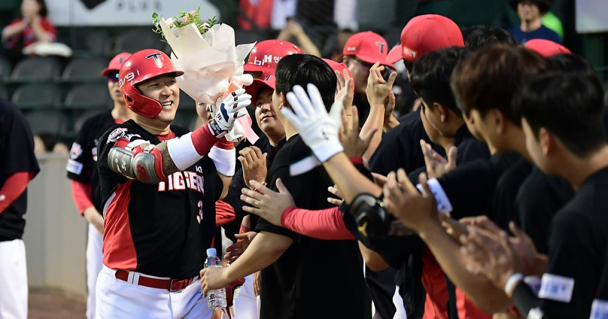 KIA 최형우, 'KBO리그 1호 1500타점' 기념구 돌려받았다