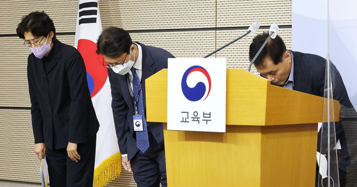 깃털처럼 가볍고 무책임한 '벌거숭이 대통령'