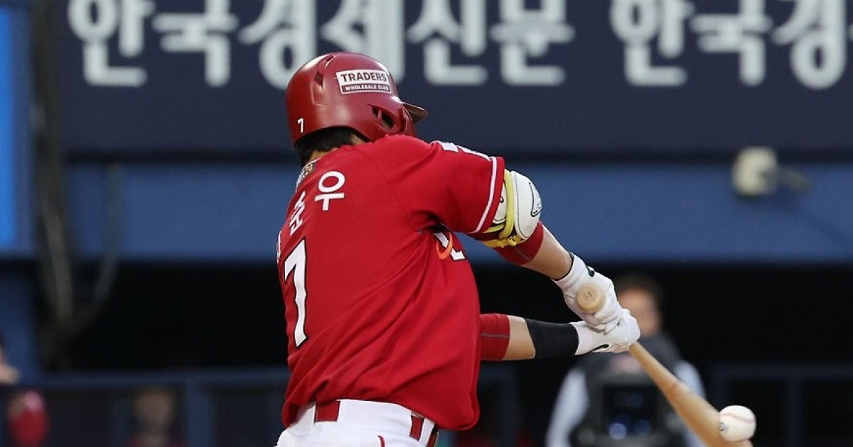 우전 안타 치는 SSG 최준우