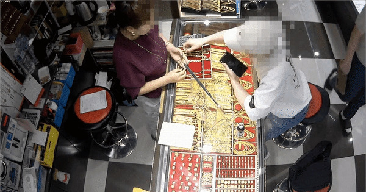 [영상] 주인 한눈 판 사이 ‘슬쩍…금목걸이 훔친 40대 男 구속 송치