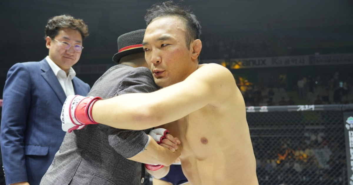 ‘로드FC 064’ 김수철, 부상 투혼 빛났다.. 러시아 MFP 랭킹 1위를 1R 55초 만에 꺾어