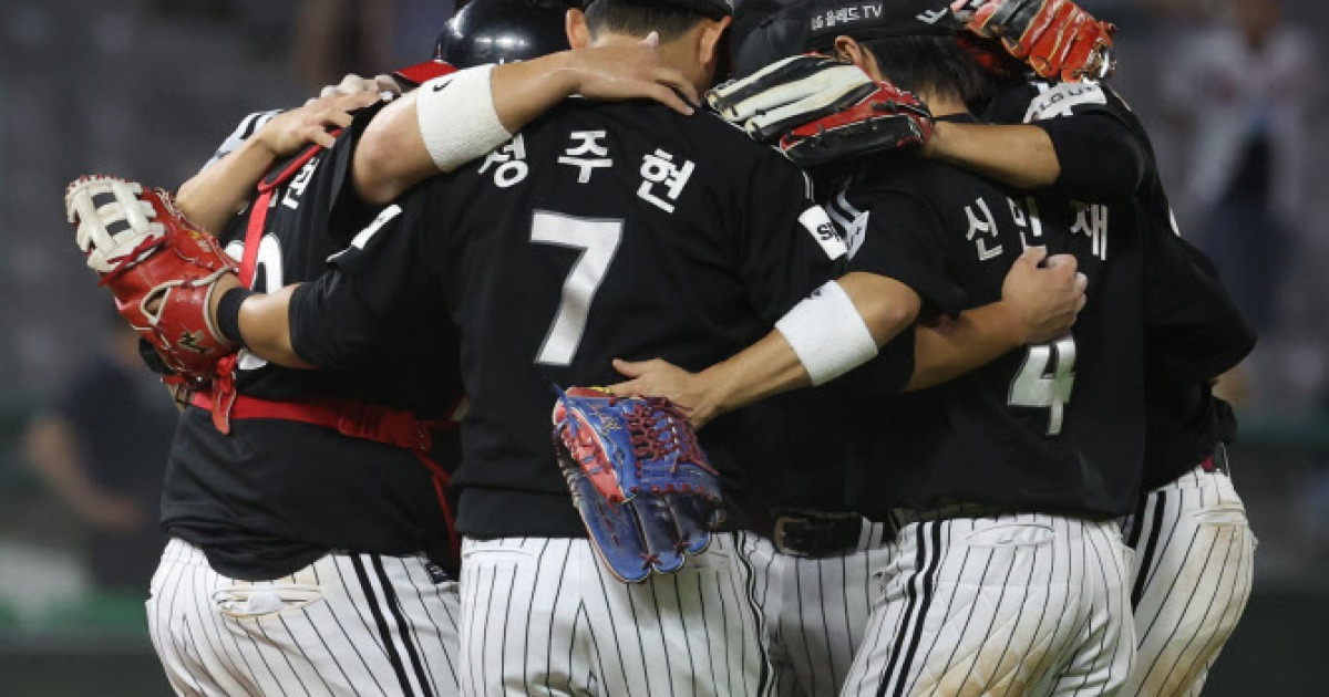 '장단 18안타' LG, SSG에 14-0 대승...선두 자리 탈환