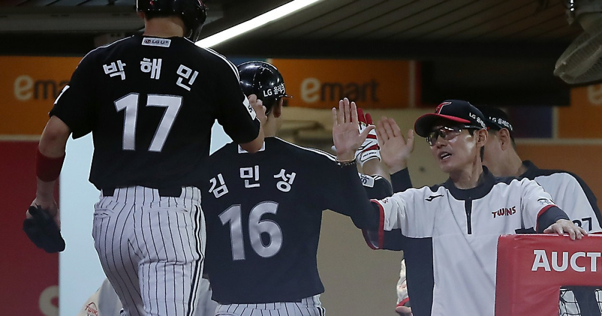 '3홈런 18안타' LG, SSG에 14-0 완승…일주일 만에 선두 탈환