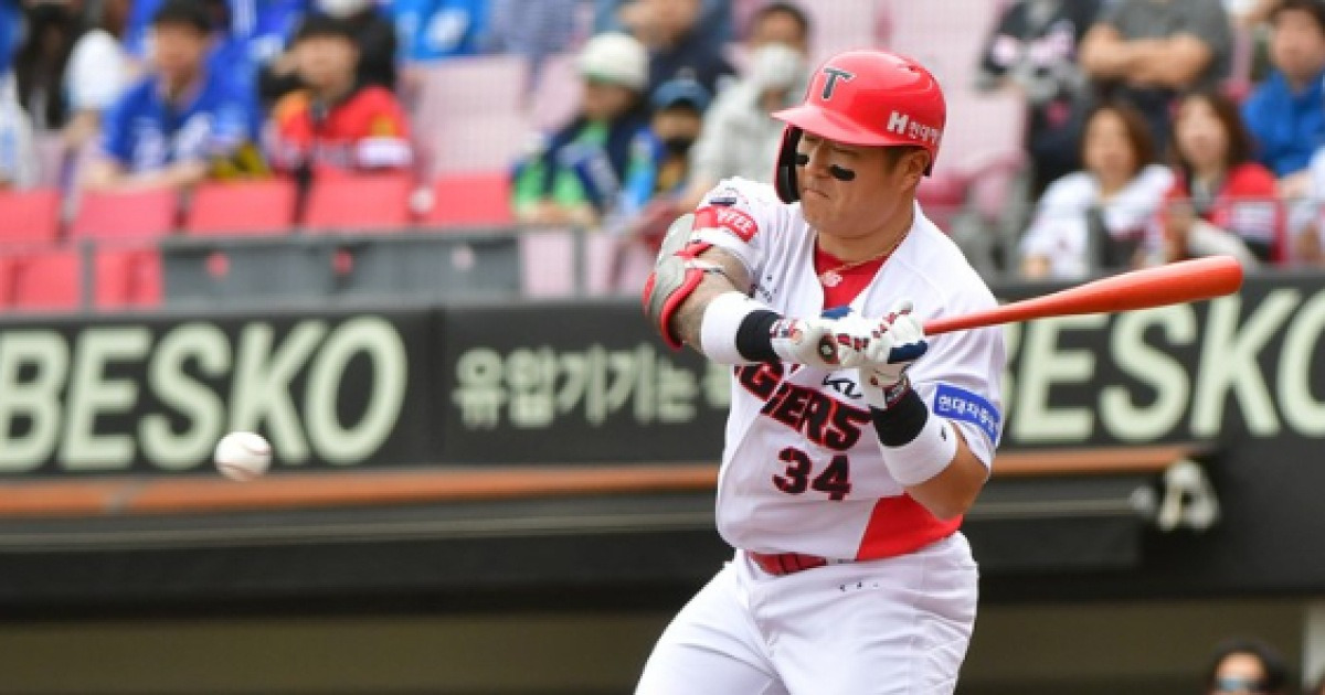 최형우 1500타점 기념구 KBO 아키이브 센터 기증