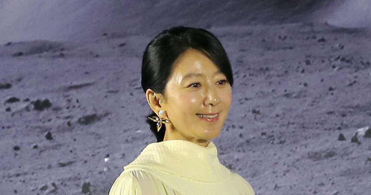 영화 더문 제작보고회 입장하는 김희애