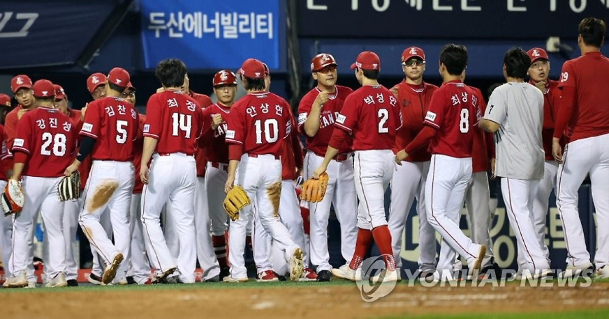 1년 전과 변함없는 성적 SSG·LG, 시즌 세 번째 대결 승자는