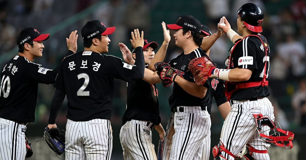 LG, SSG에 역전승하며 1위 수성! [포토]