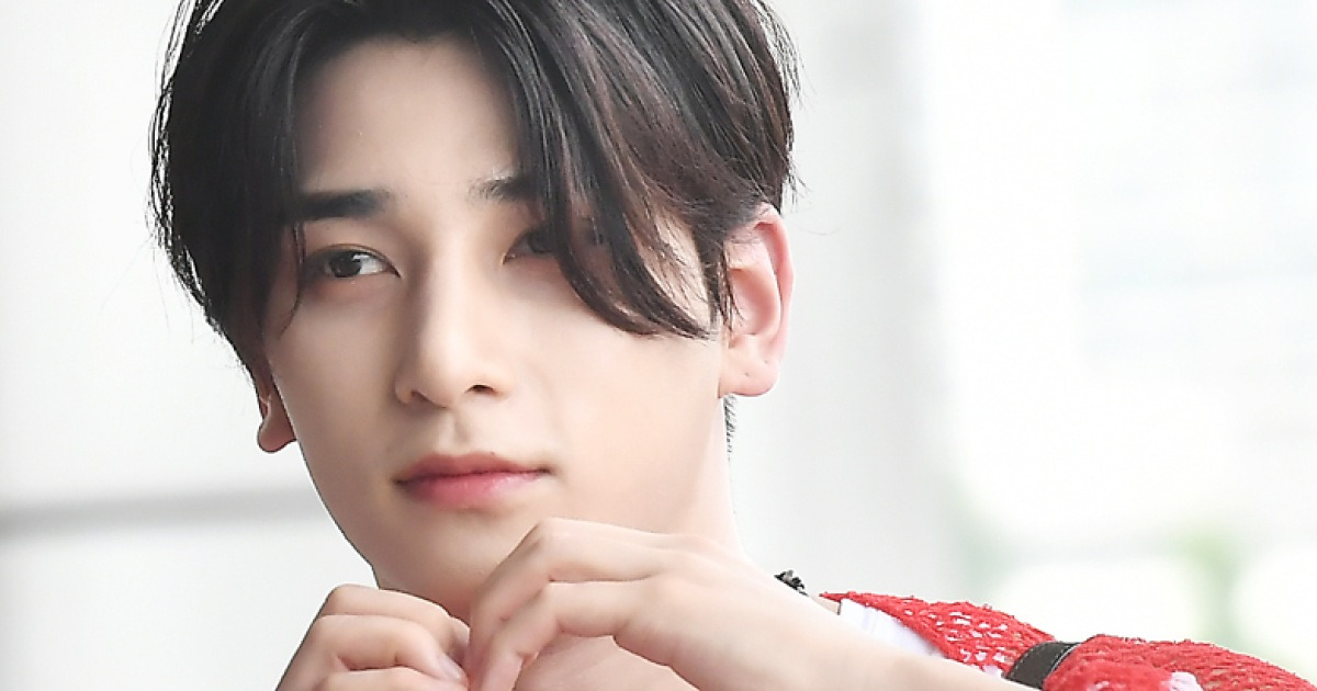 BAE173 한결, 출국장 심쿵 하트~ [포토엔HD]