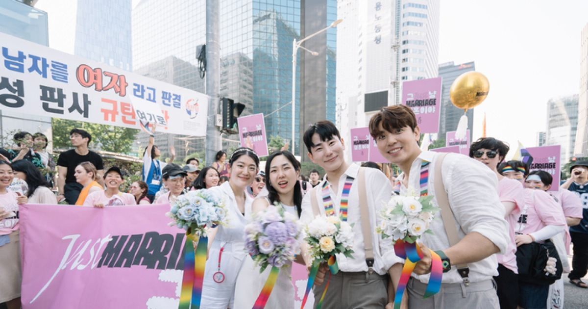 ‘광장 밖 퀴어문화축제···‘임신 8개월 동성부부도 무지개 행렬을 따라 걸었다