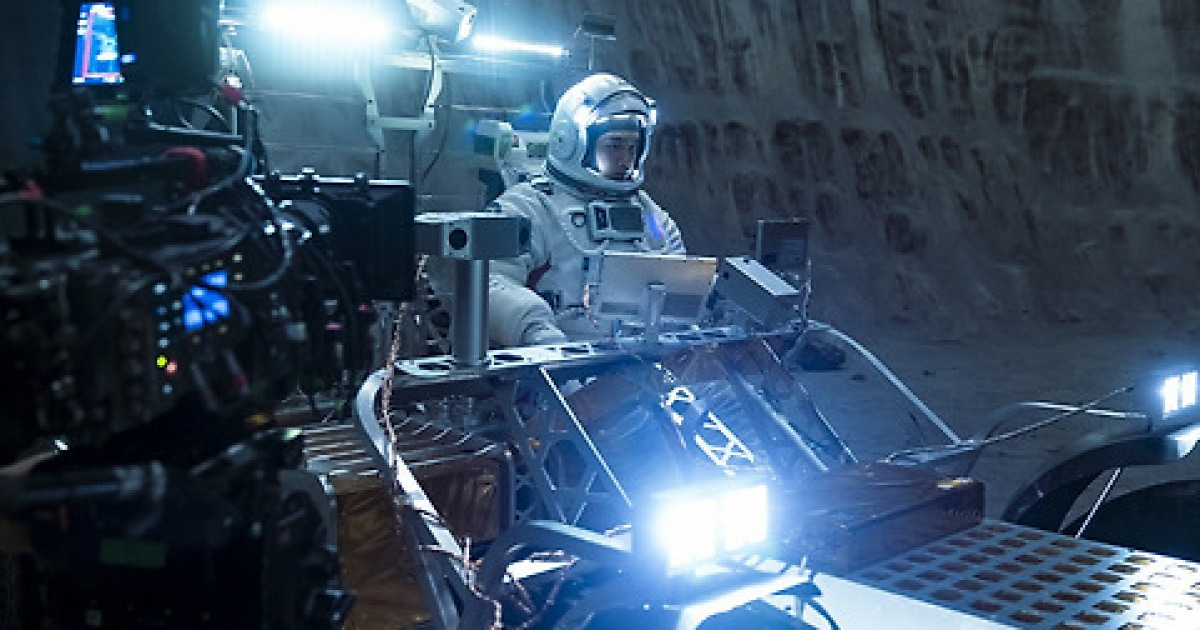 김용화 감독 SF '더 문' 위해 '신과함께' VFX 수퍼바이저→'오겜' 의상감독까지 뭉쳤다