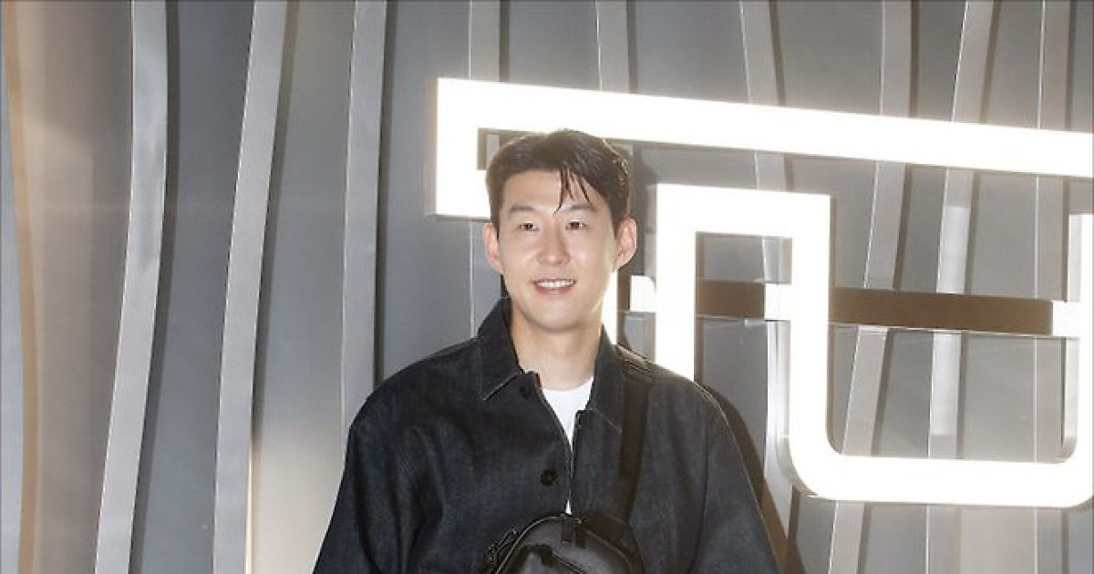 투미 캐리어와 포즈 취하는 손흥민