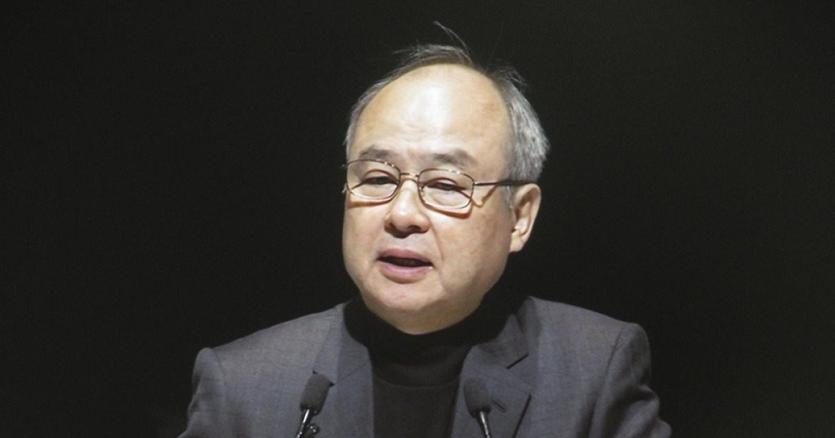 WSJ "AI 500번 외친 손정의, 정작 '챗GPT 열풍'서 소외"