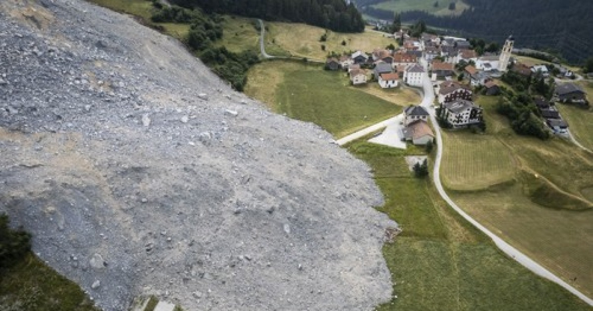 SWITZERLAND BRIENZ-BRINZAULS ROCK FALL