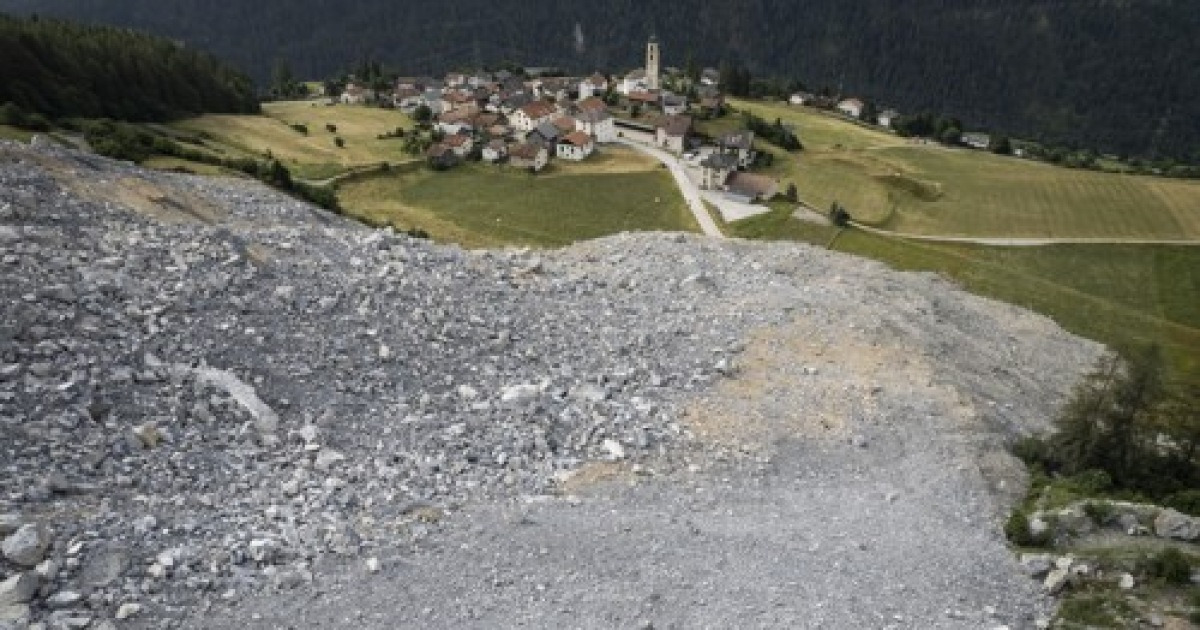 SWITZERLAND BRIENZ-BRINZAULS ROCK FALL