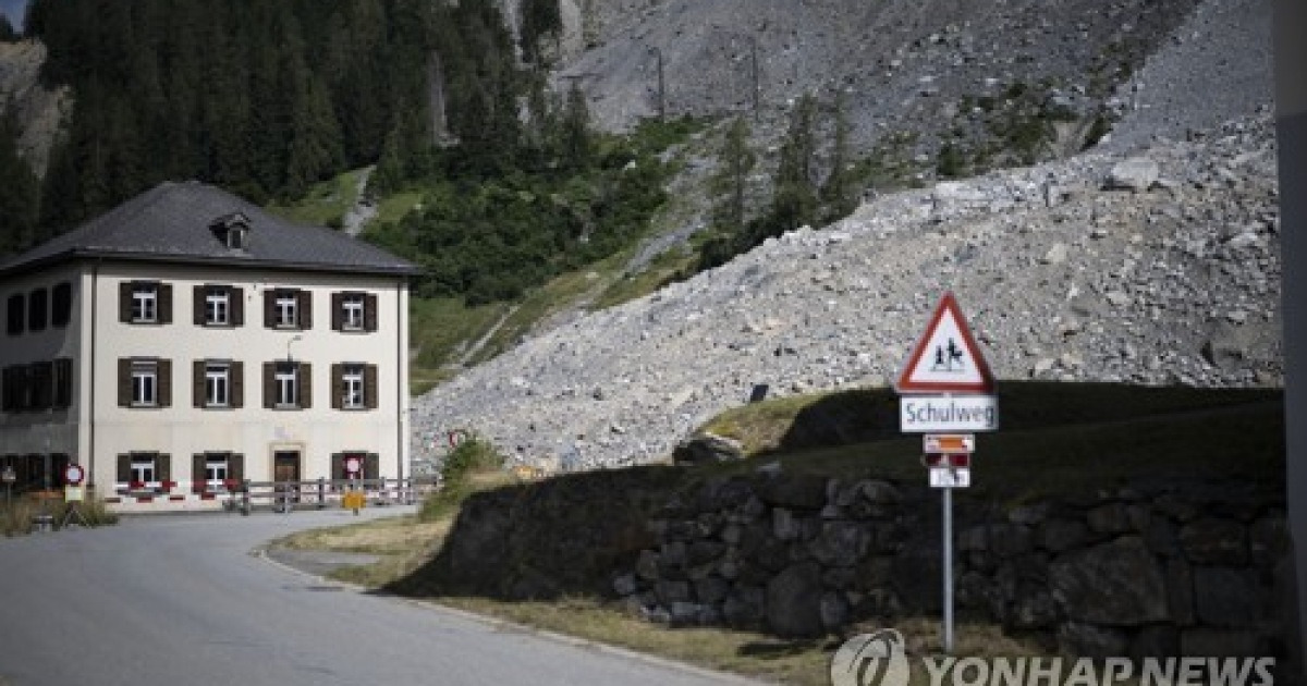 SWITZERLAND BRIENZ-BRINZAULS ROCK FALL