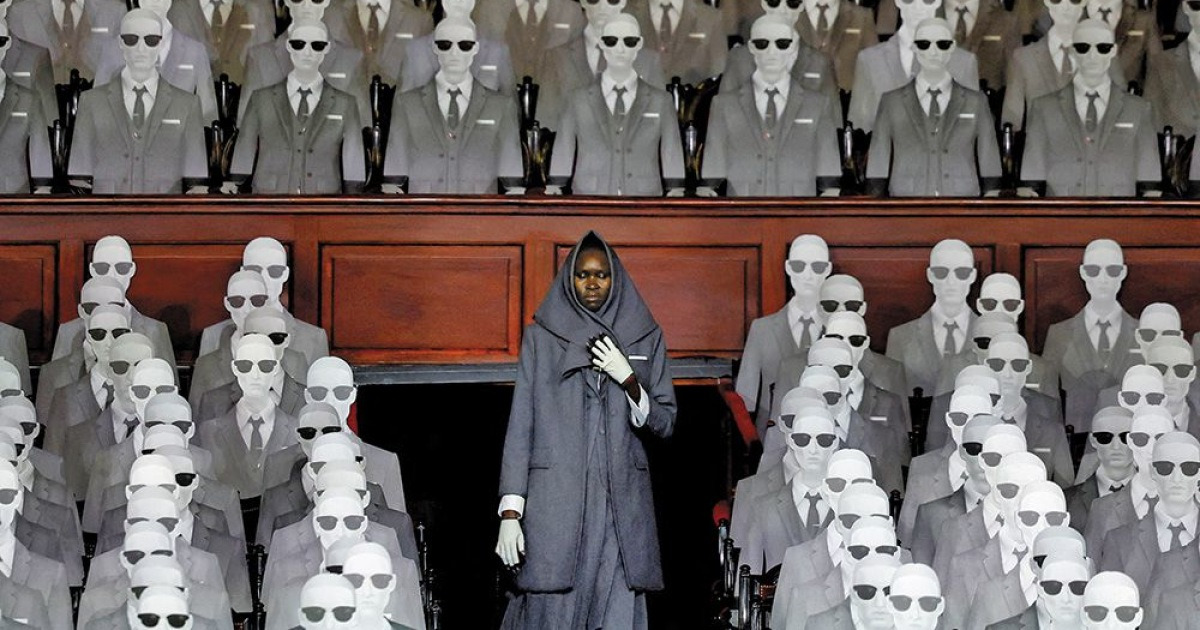 파리서 열린 패션쇼… 종이 마네킹 속 워킹