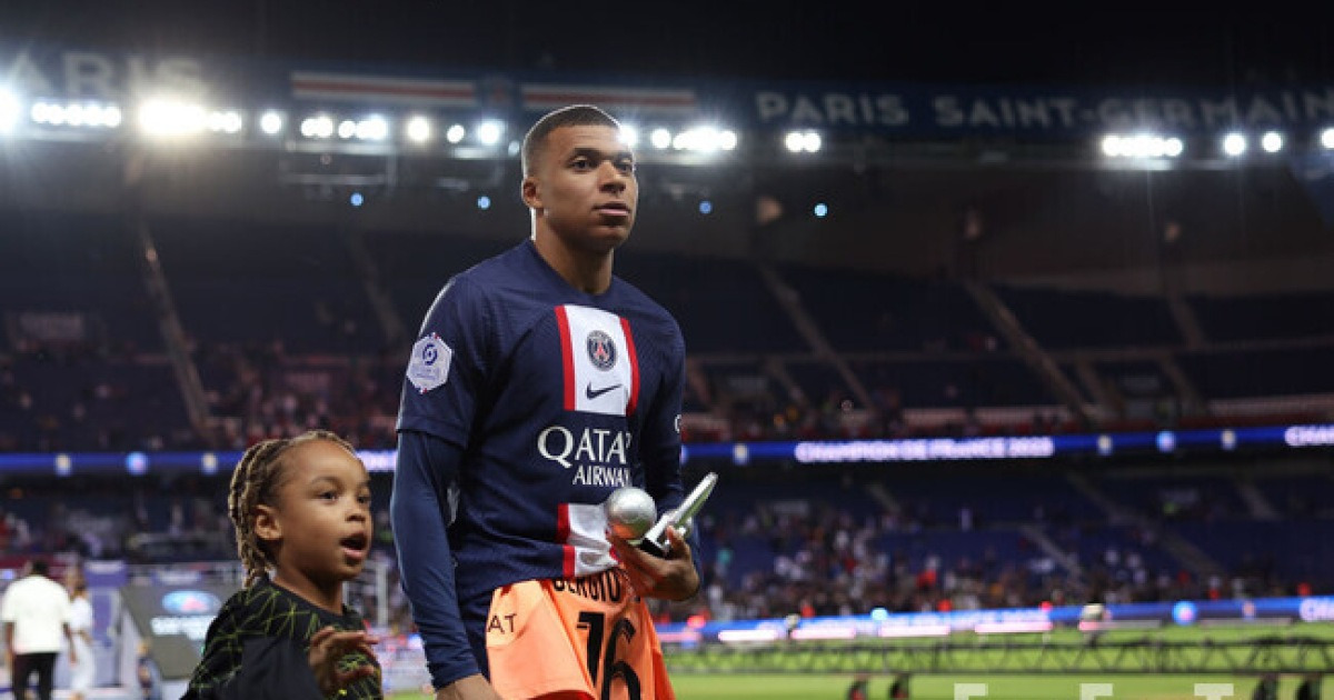 지금 팔려는 PSG-FA 노리는 레알...음바페 이적설의 끝은?