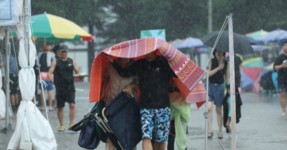 Heavy rains coming as monsoon front lingers over Korea