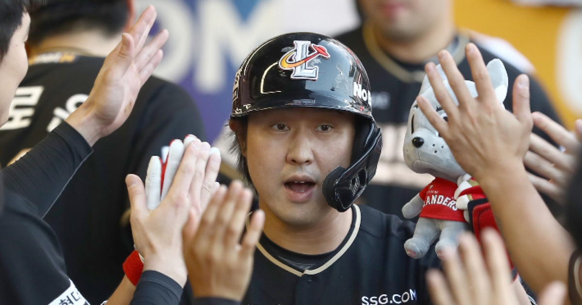 '이승엽 대기록 도전' SSG 최정, 4년 만에 월간 MVP 선정