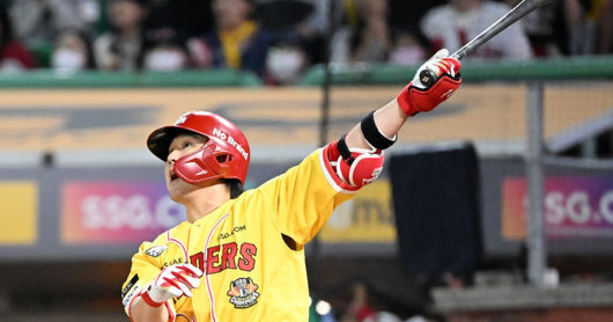 '6월에만 11홈런 괴력' SSG 최정, 4년 만에 월간 MVP 영예 [공식발표]