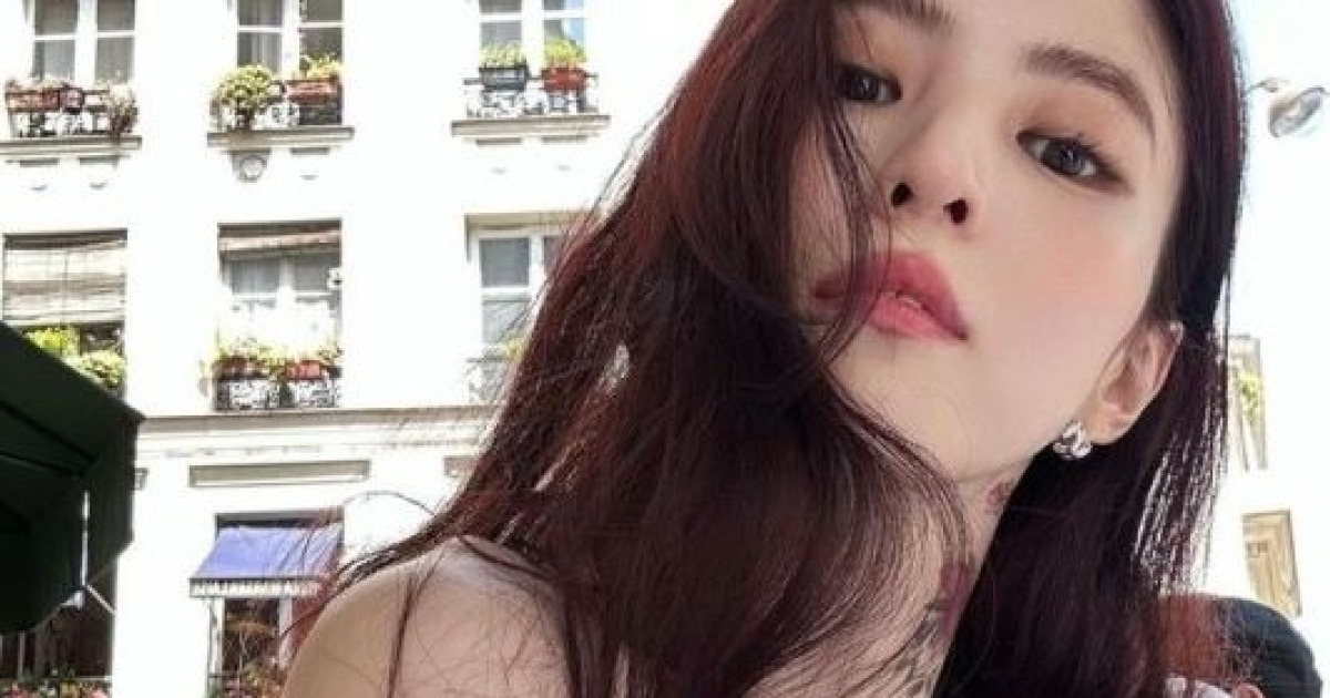 한소희 꽃과 나비로 새긴 전신 타투