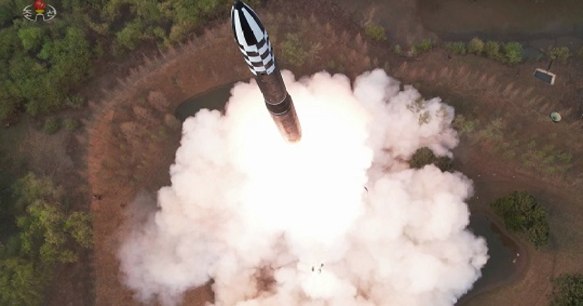 北 ICBM, 日 “74분 비행” 역대 최장…‘화성-18형’ 가능성도